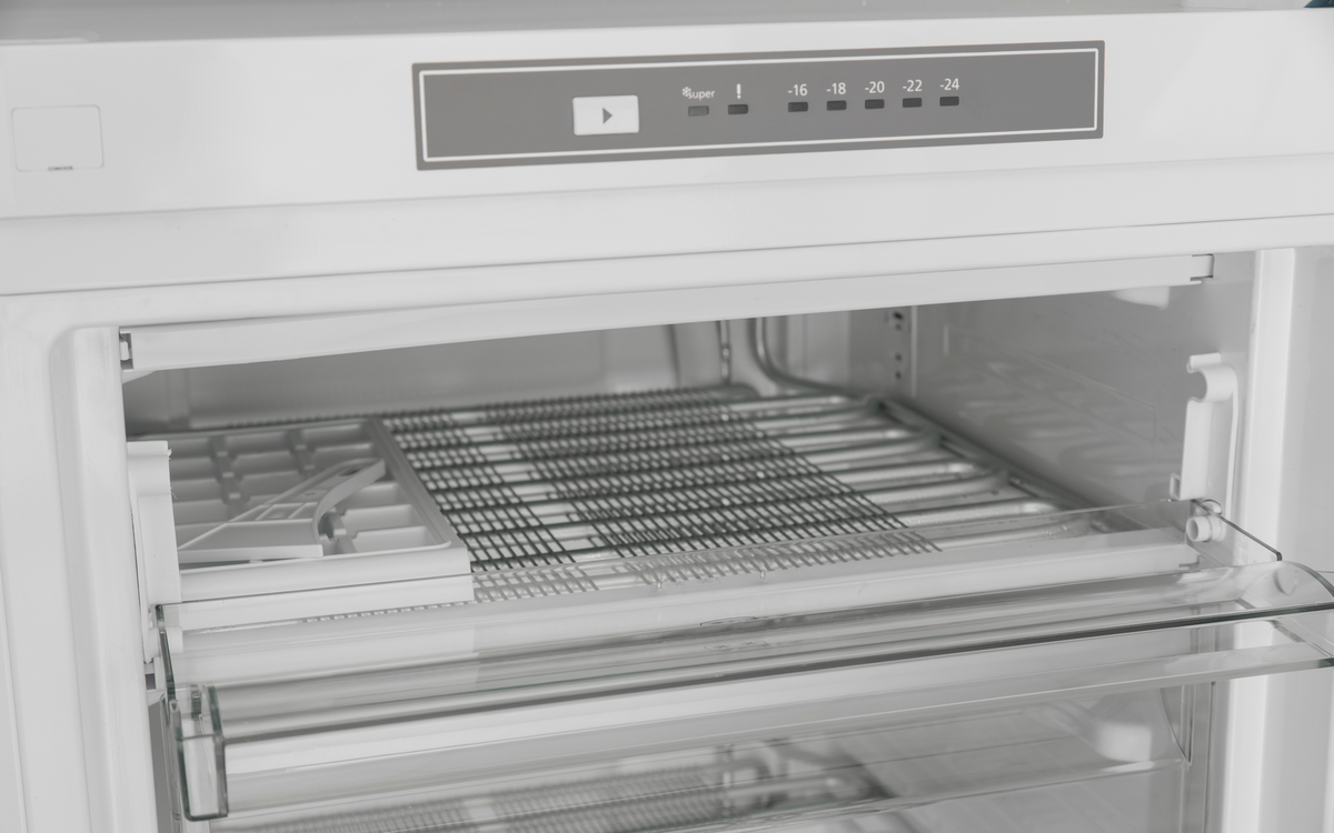 SHARP SJ-SE182E2W-EU 54cm Upright Freezer with E Class, 187 L